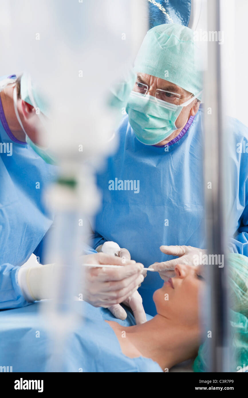 Plastic surgeons performing surgery hi-res stock photography and images ...