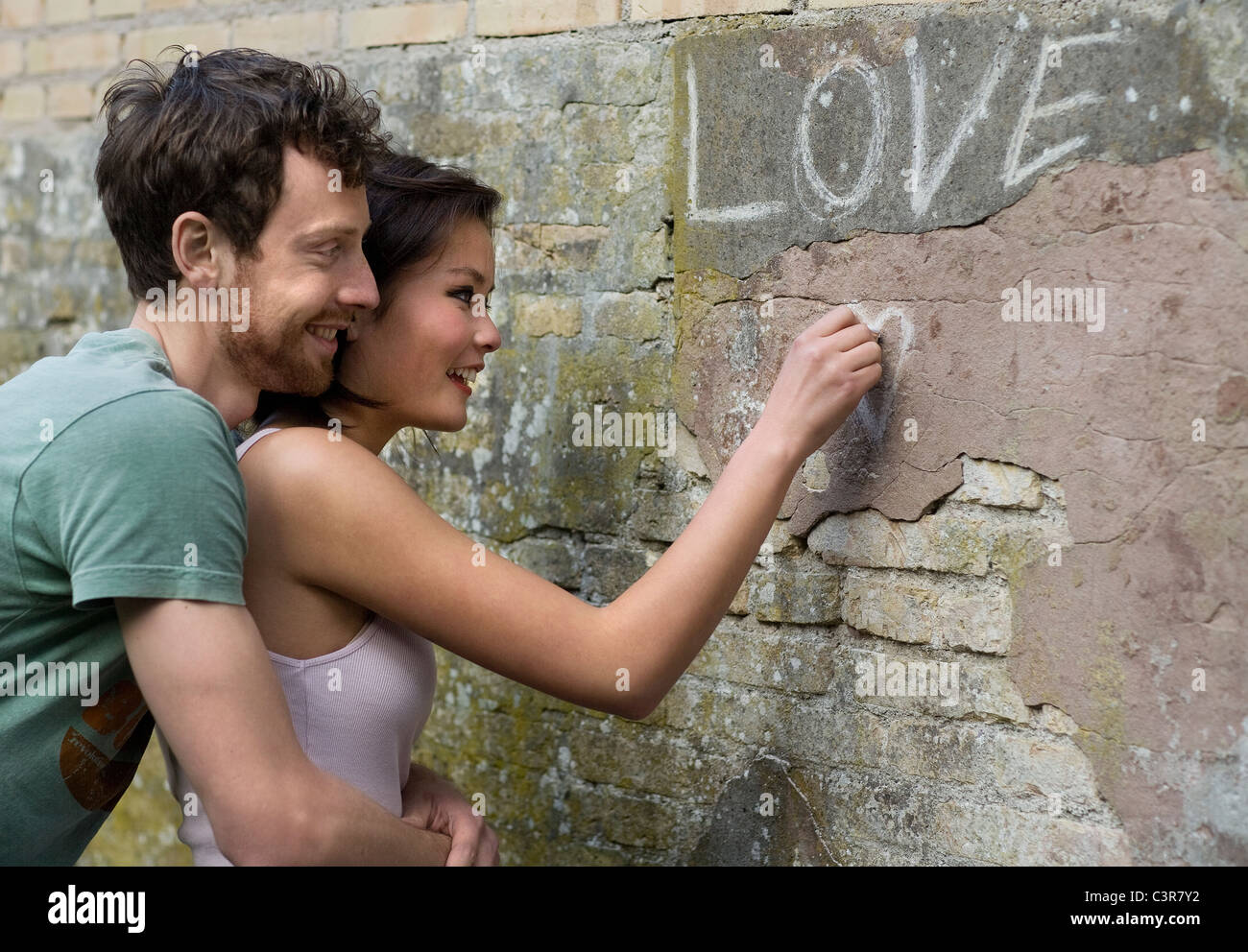 Teenage girl drawing on wall hi-res stock photography and images - Alamy