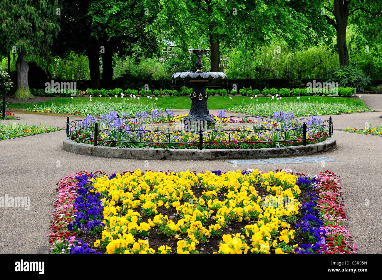 fountain and flowerbeds hall leys park matlock uk Stock Photo - Alamy
