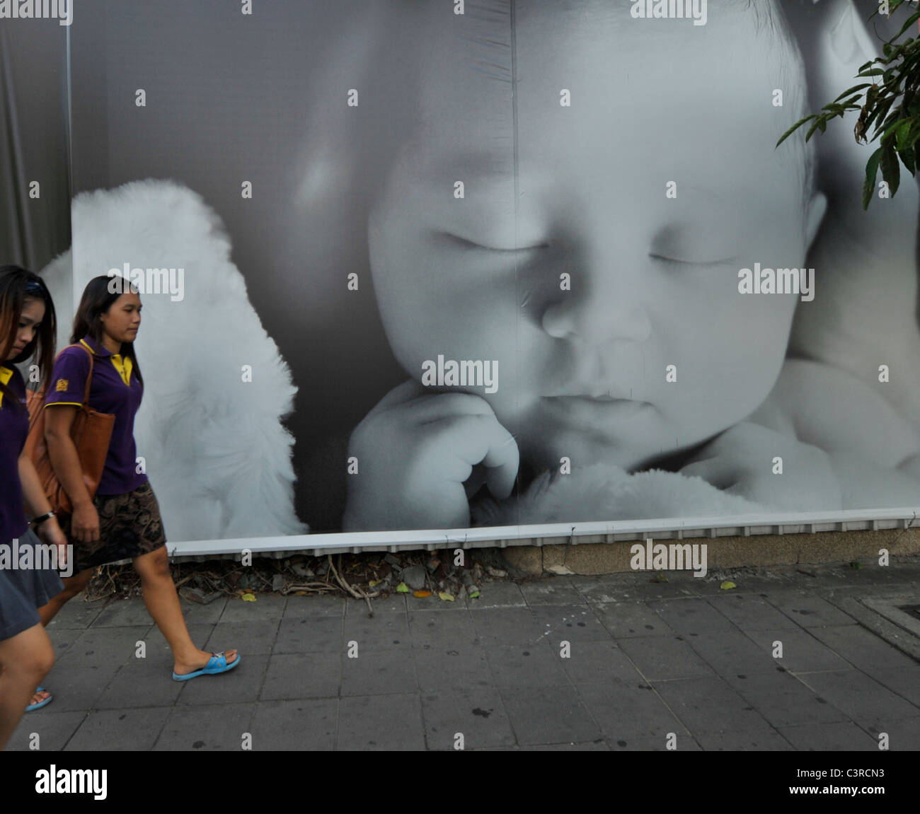 The wall, Bangkok has some weird walls and extraordinary people ...