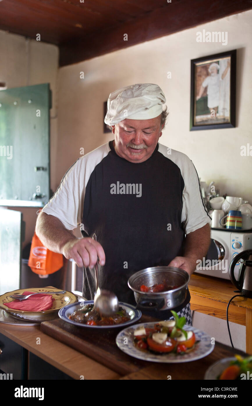 Chef arranging food Stock Photo - Alamy