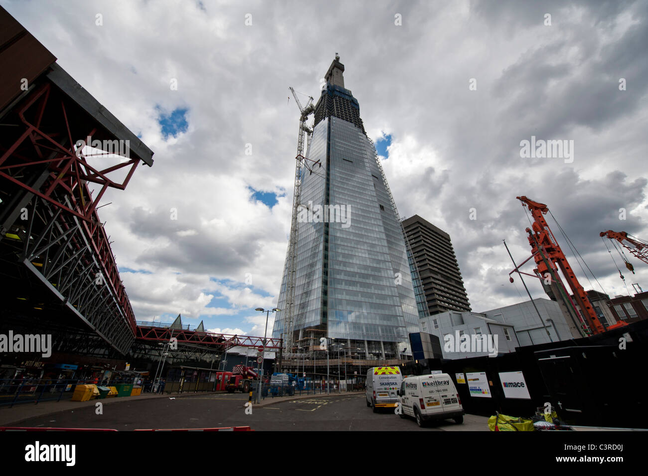 The Shard, sky scraper towers over London Bridge and is now well on its ...