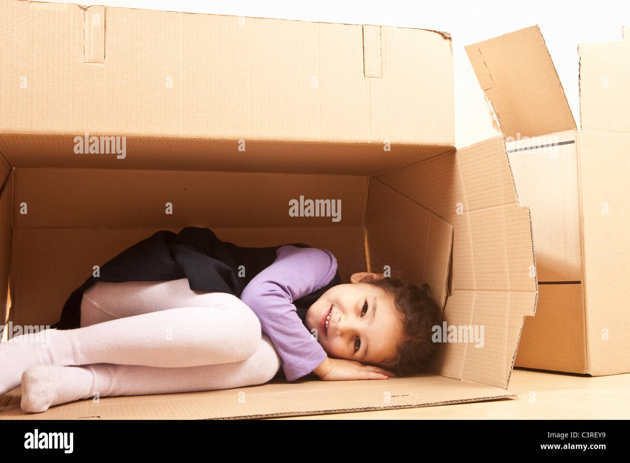 Little girl in packing case Stock Photo - Alamy