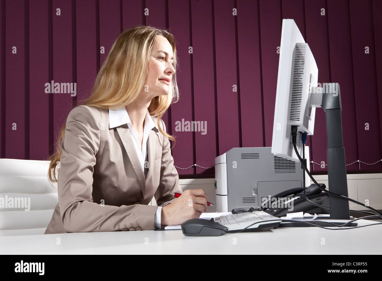 Business woman using desktop computer Stock Photo - Alamy