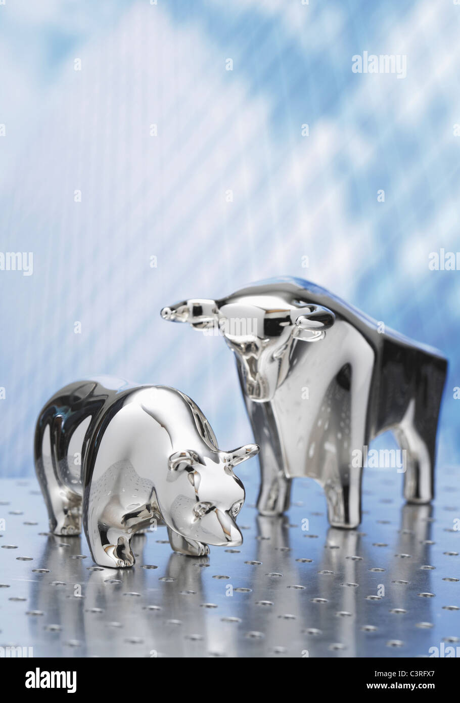 Bull and bear hi-res stock photography and images - Alamy