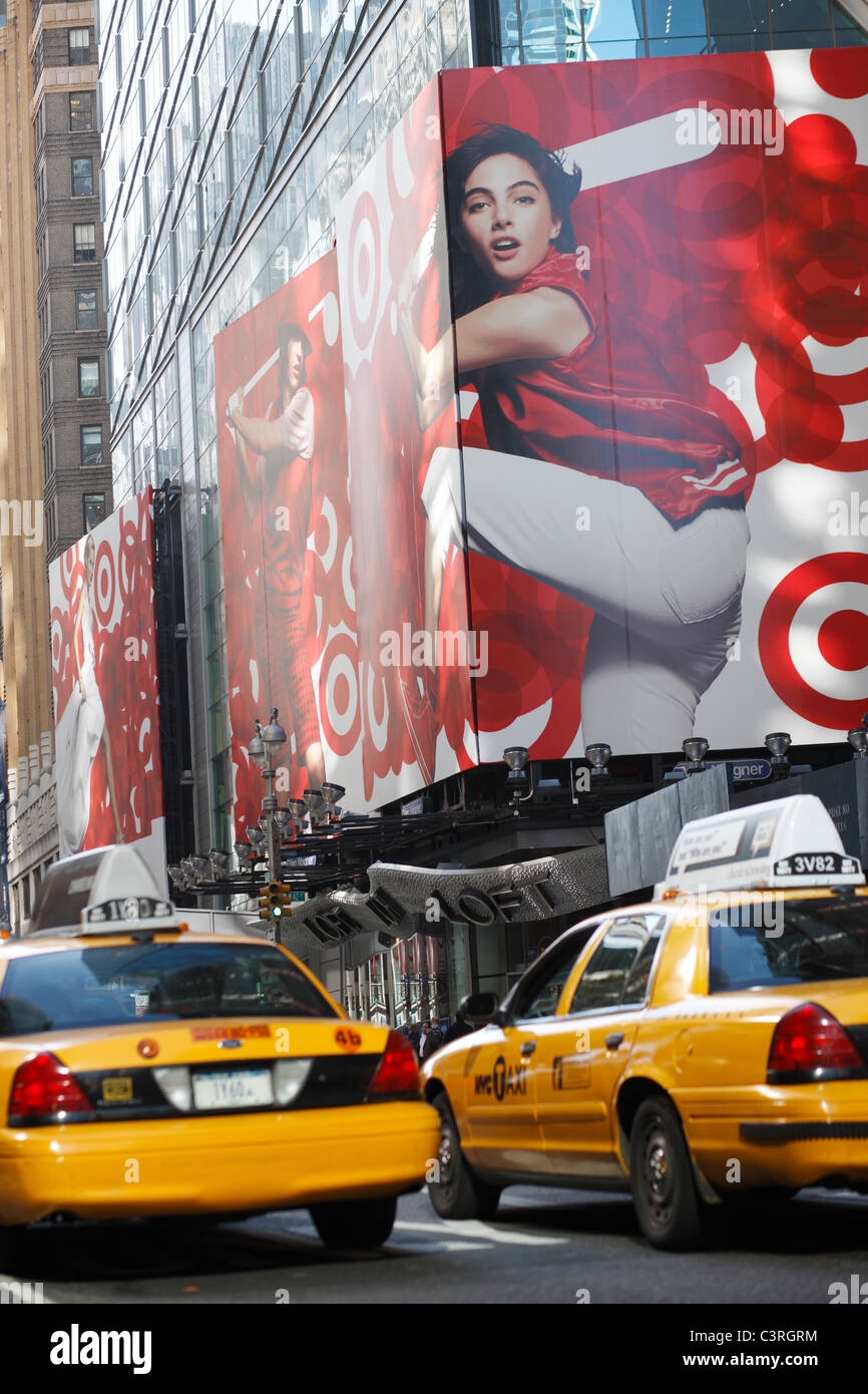 New york times square street scene hi-res stock photography and images ...