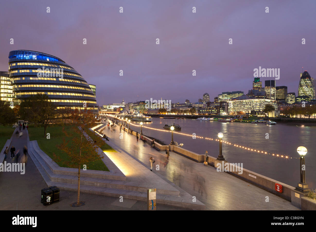 River thames london blurred hi-res stock photography and images - Alamy