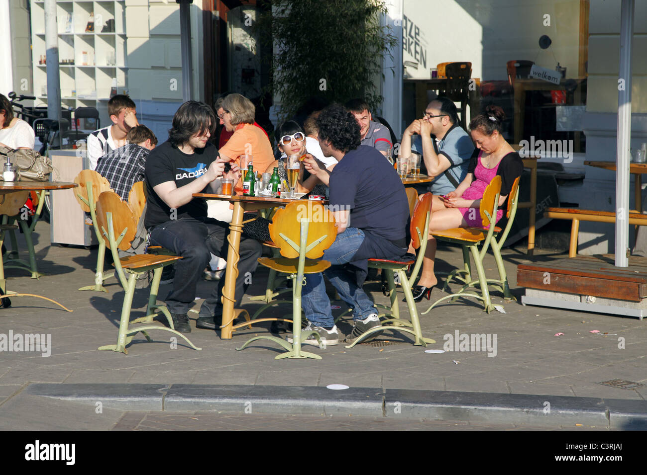 Sit outside cafe hi-res stock photography and images - Alamy