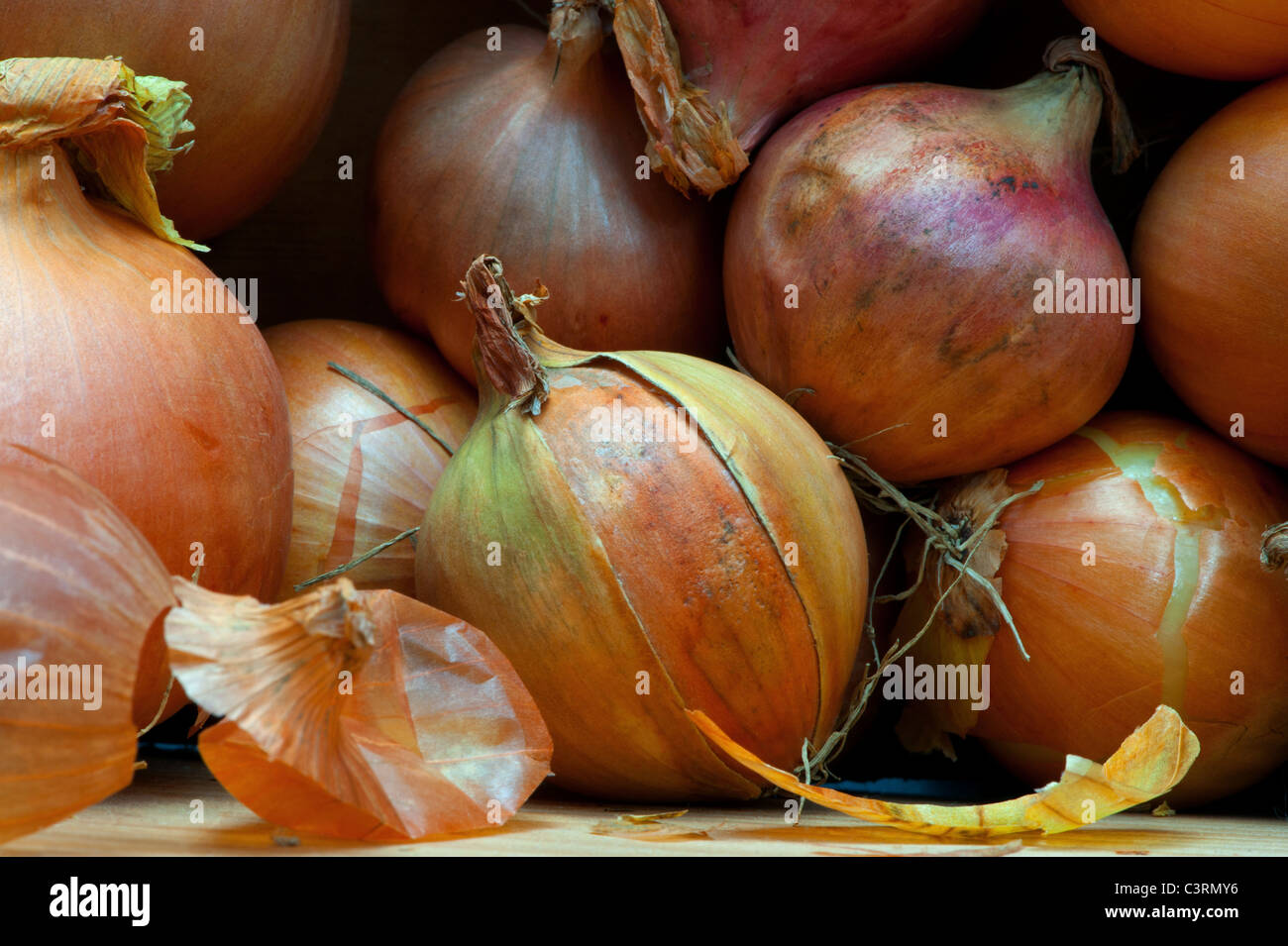 Display of raw onions Stock Photo - Alamy
