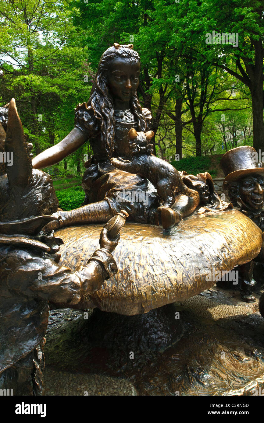 Alice in wonderland bronze sculpture hi-res stock photography and ...