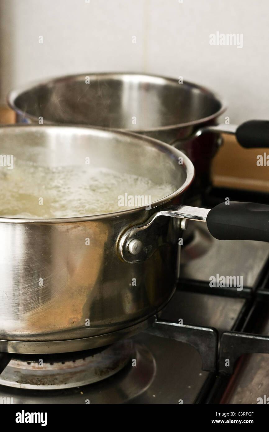 Saucepan of boiling water hi-res stock photography and images - Alamy