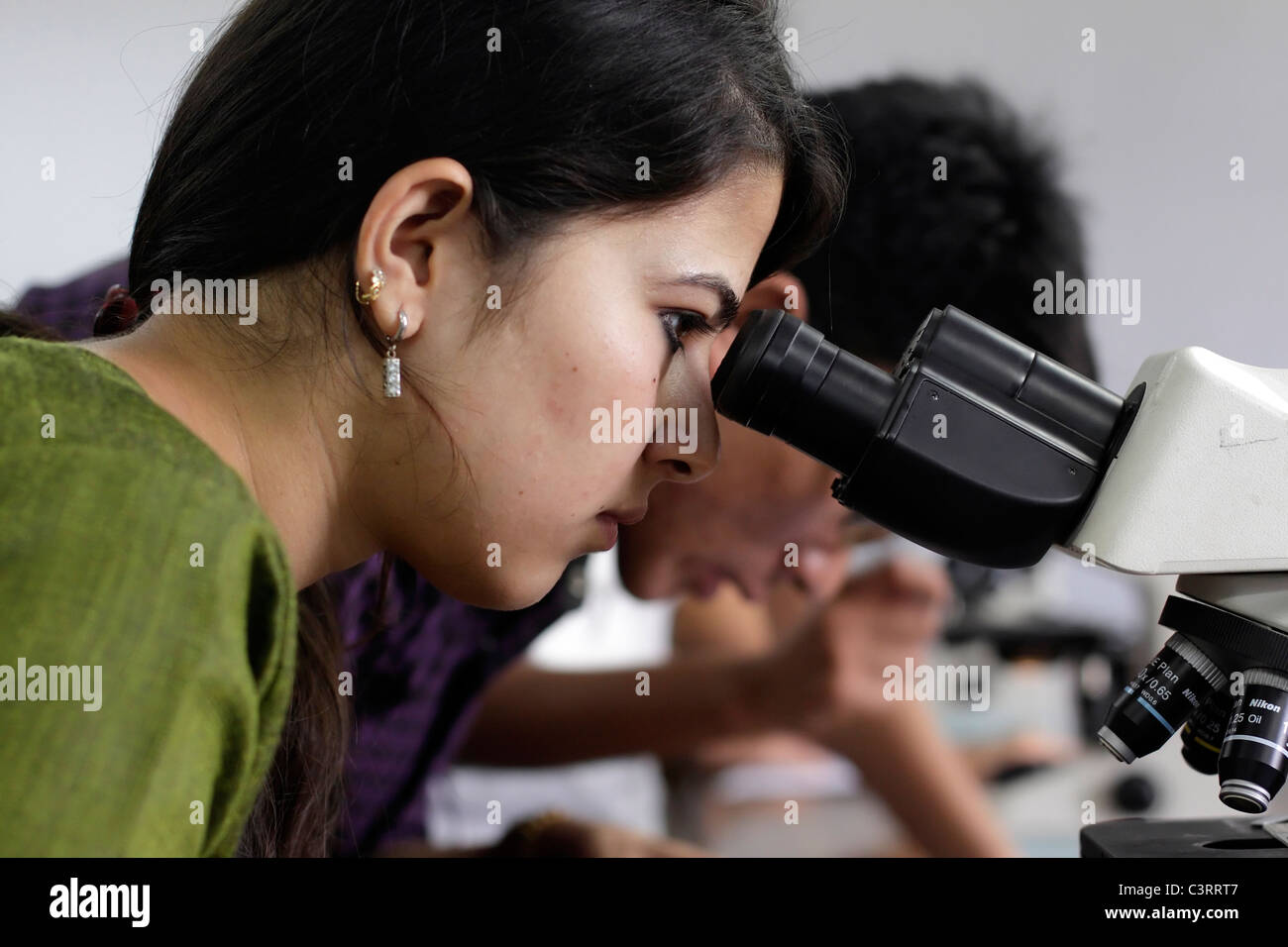 A student using a microscope Stock Photo - Alamy