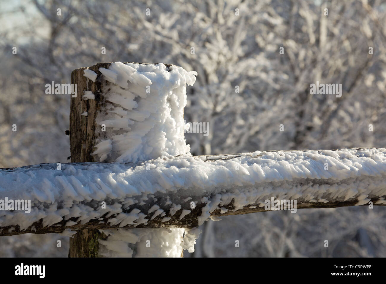 Snow blown into sharp shapes on old wooden fence post Stock Photo - Alamy