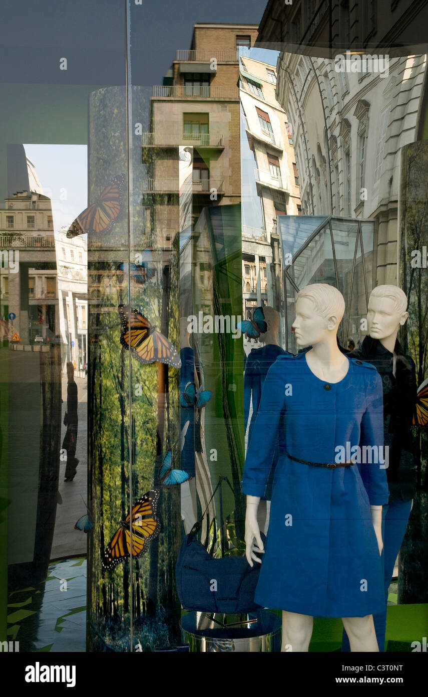 Street scene window display fashion hi-res stock photography and images ...