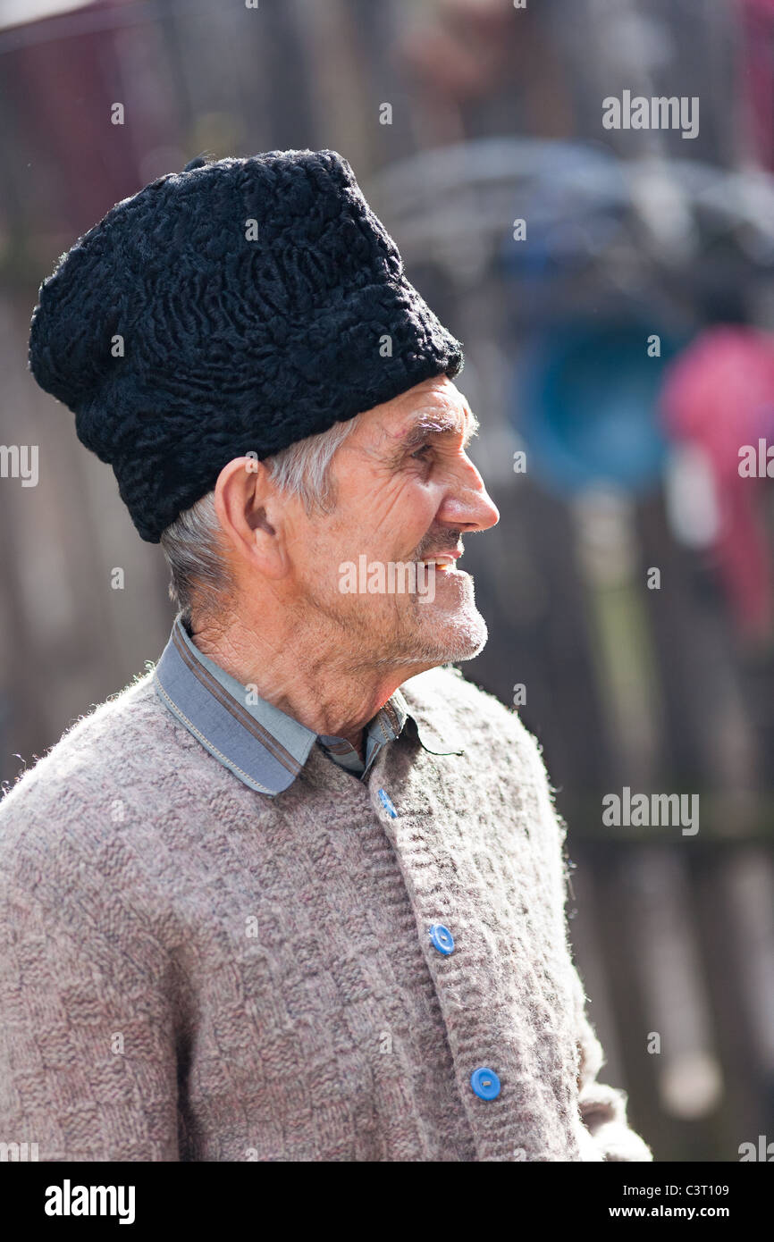 Portrait of an old rural man outdoor Stock Photo - Alamy
