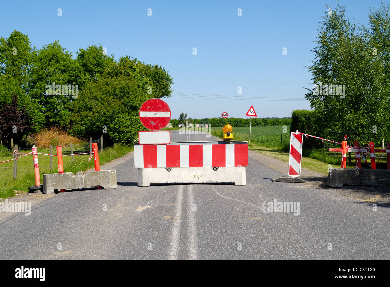 Dead end road traffic sign hi-res stock photography and images - Alamy