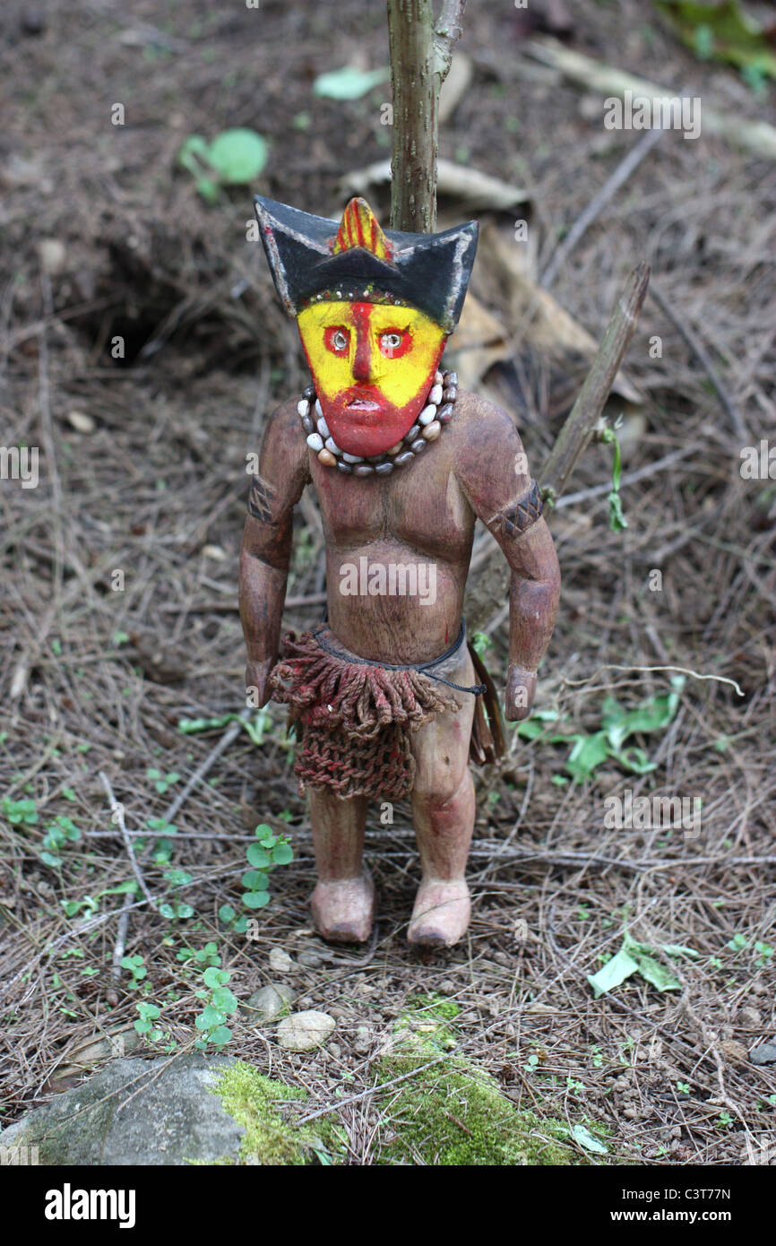 Carved wooden tribal figure hi-res stock photography and images - Alamy