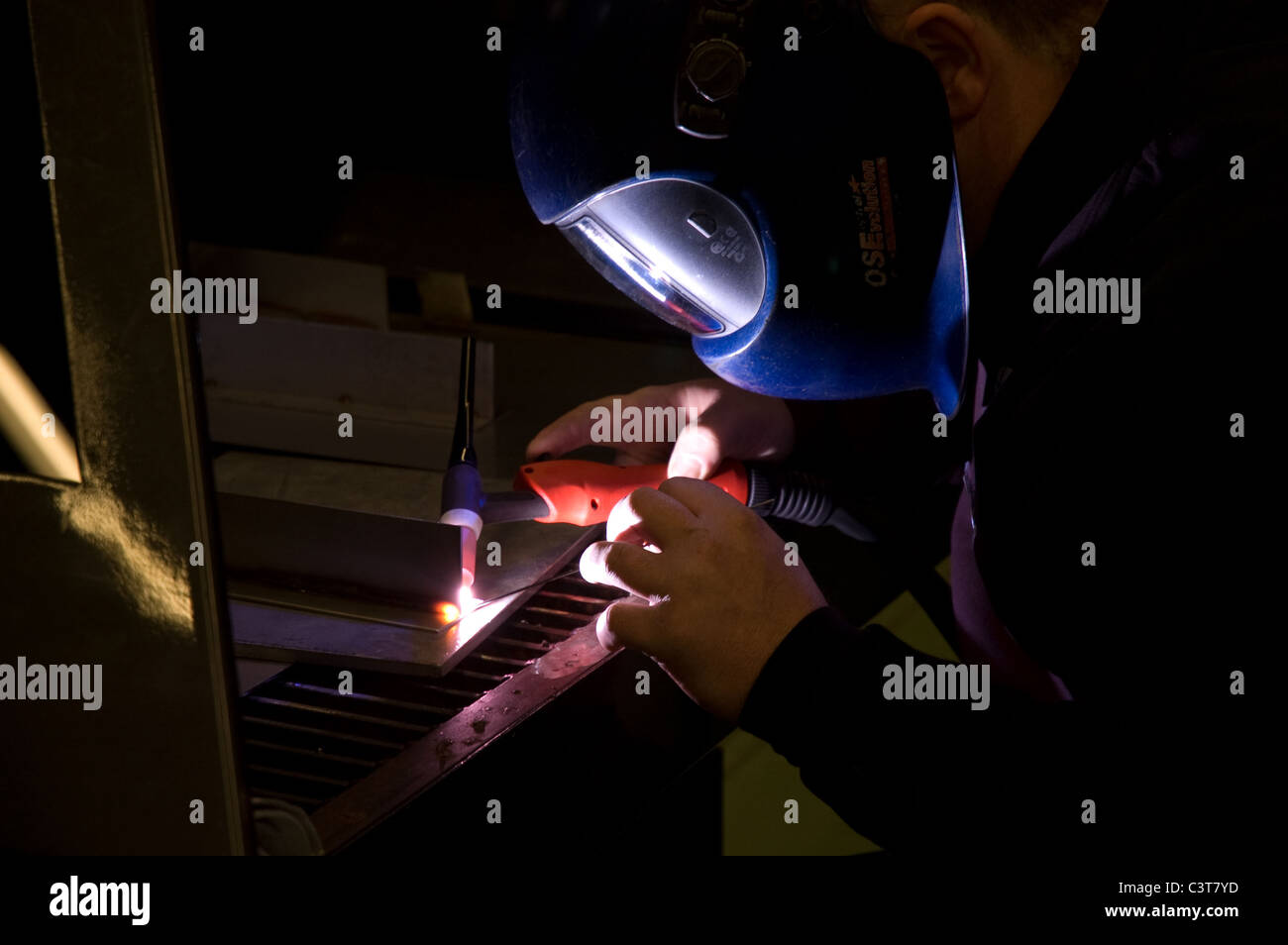Welding a piece of metal steel hi-res stock photography and images - Alamy