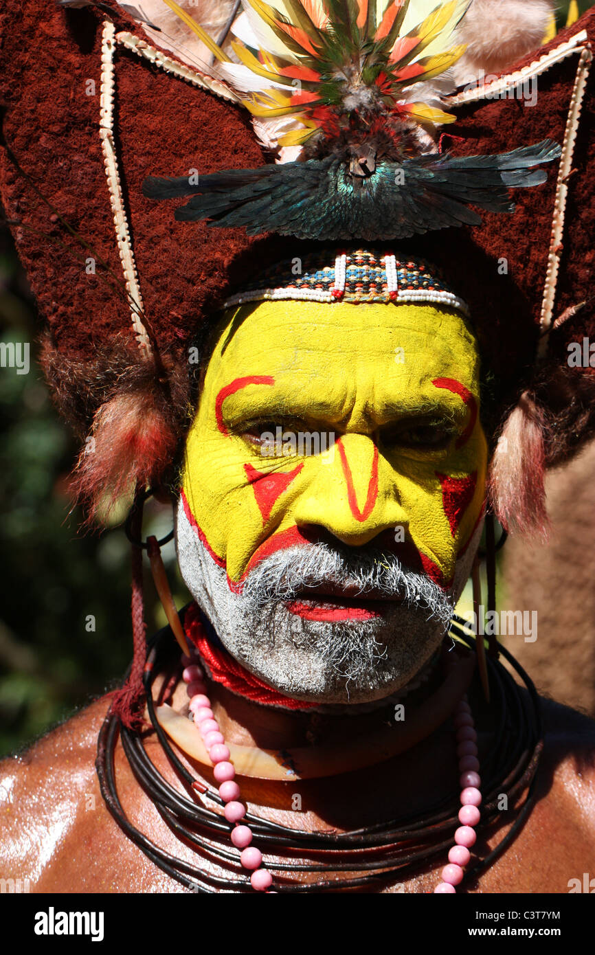 Traditional costume from papua hi-res stock photography and images - Alamy