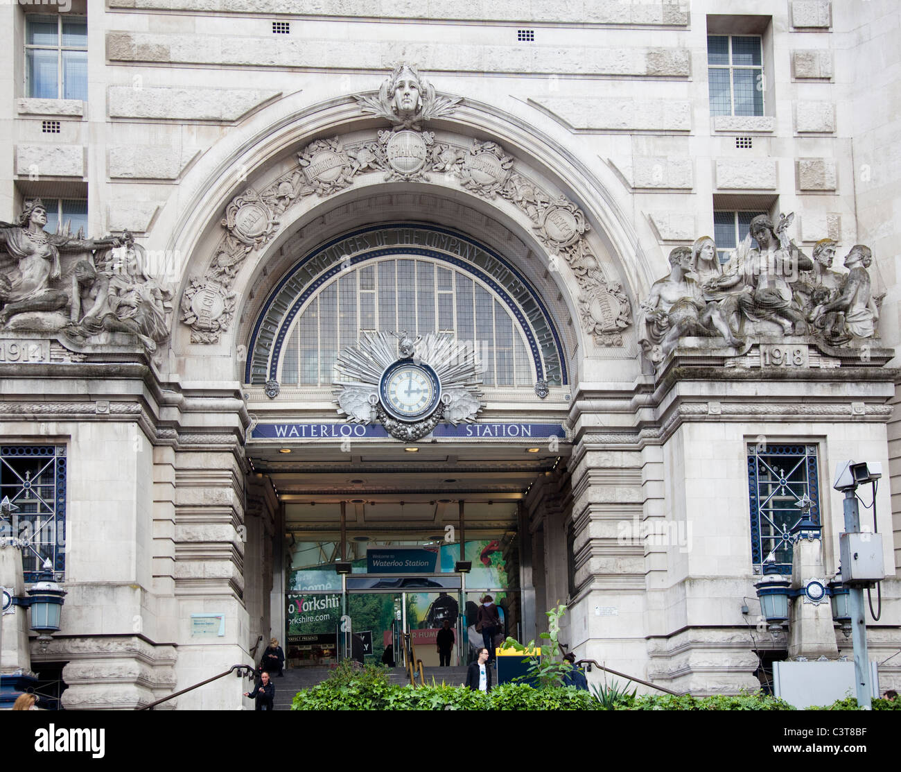 Waterloo railway station london hi-res stock photography and images - Alamy