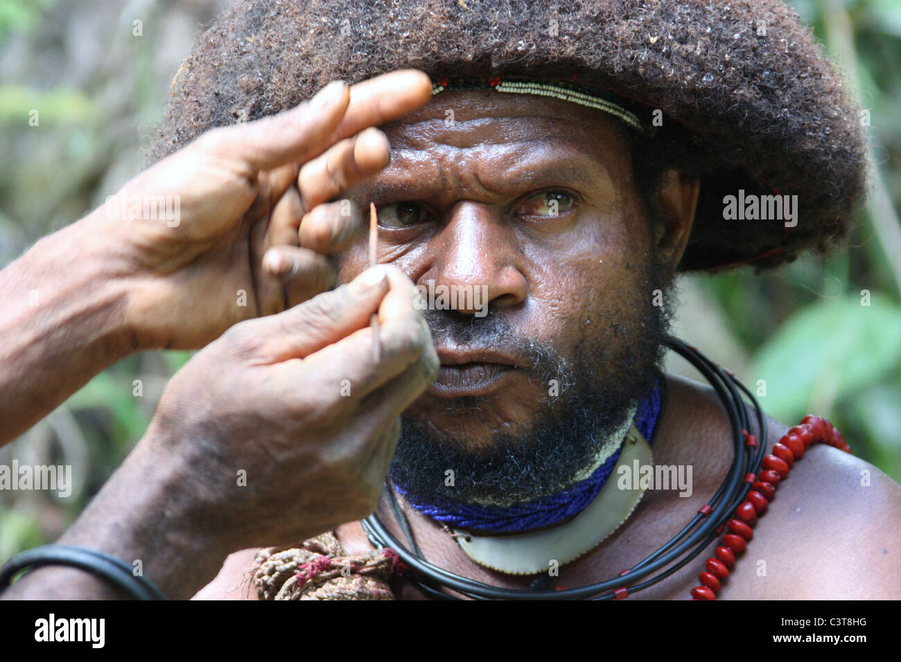 A Huli Man having his wig shaped Stock Photo - Alamy
