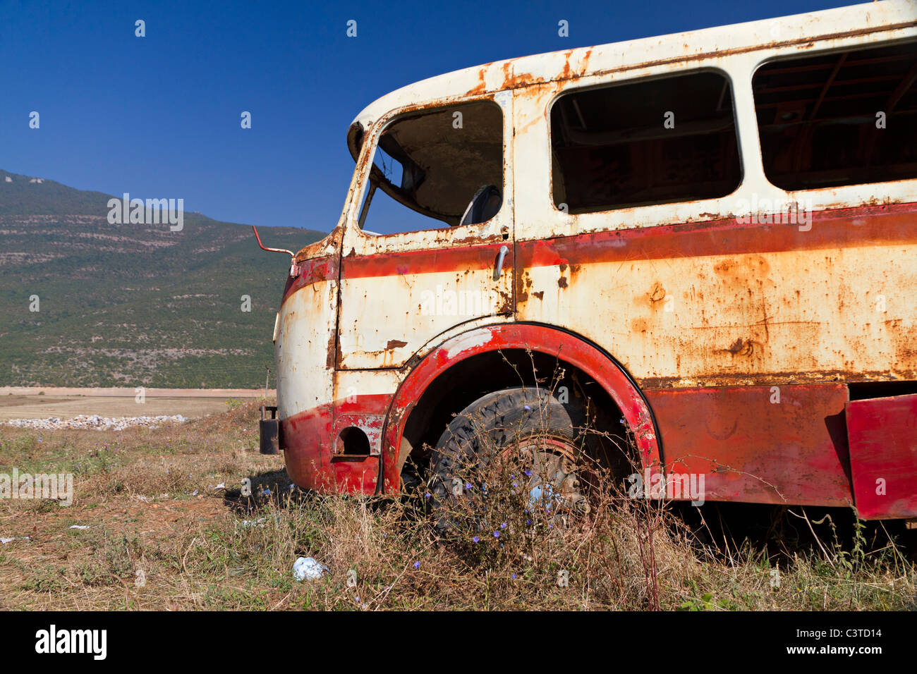 Rusty bus hi-res stock photography and images - Alamy