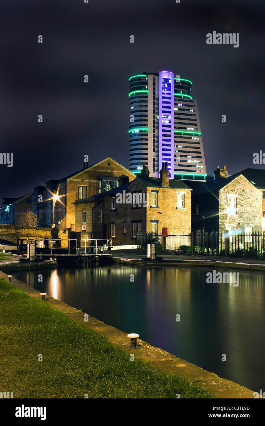 Leeds towers hi-res stock photography and images - Alamy