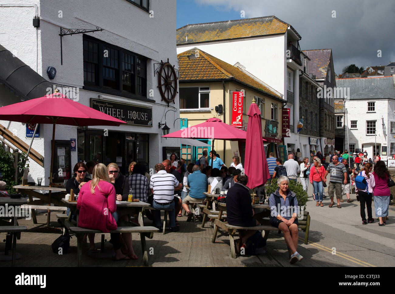 Plenty of harbourside pubs and restaurants in the Cornish fishing ...
