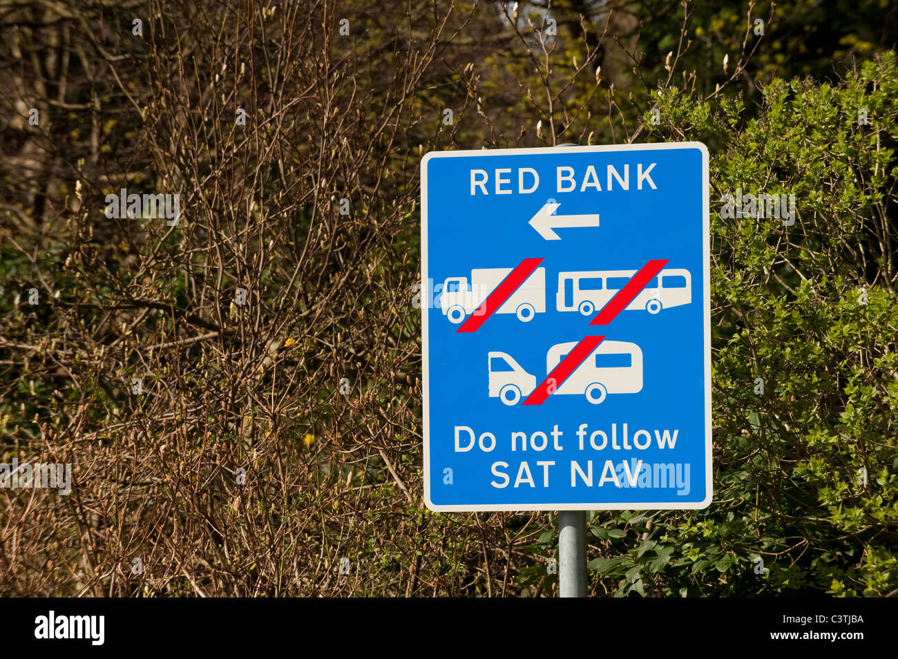 Sign on narrow road warning drivers not to follow satallite Navigation ...