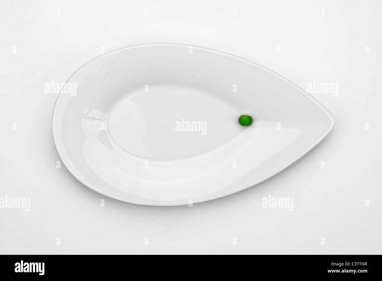 Single pea on plate hi-res stock photography and images - Alamy