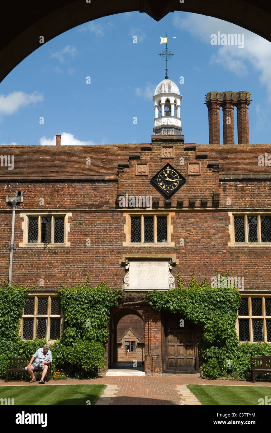 English almshouse hi-res stock photography and images - Alamy