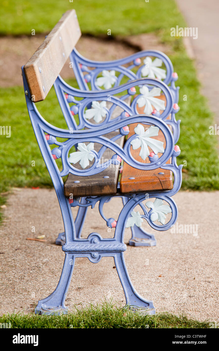 Victorian park bench hi-res stock photography and images - Alamy