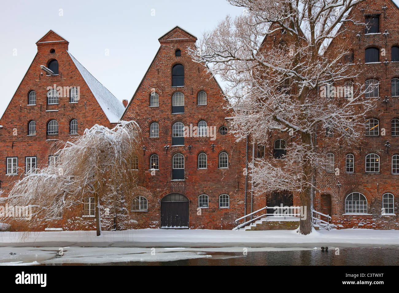 Salt storage buildings hi-res stock photography and images - Alamy