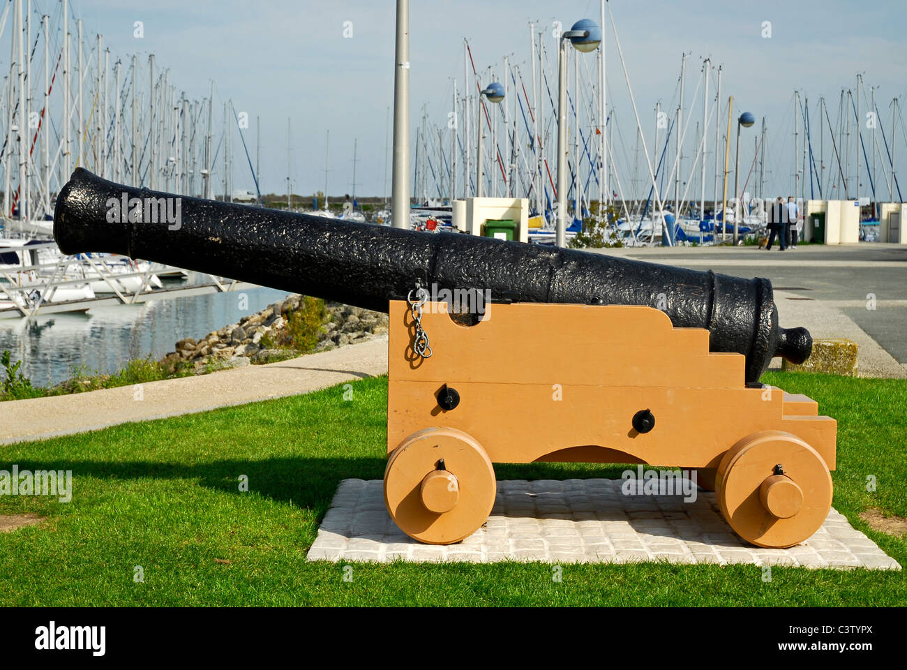 Steel cannon hi-res stock photography and images - Alamy