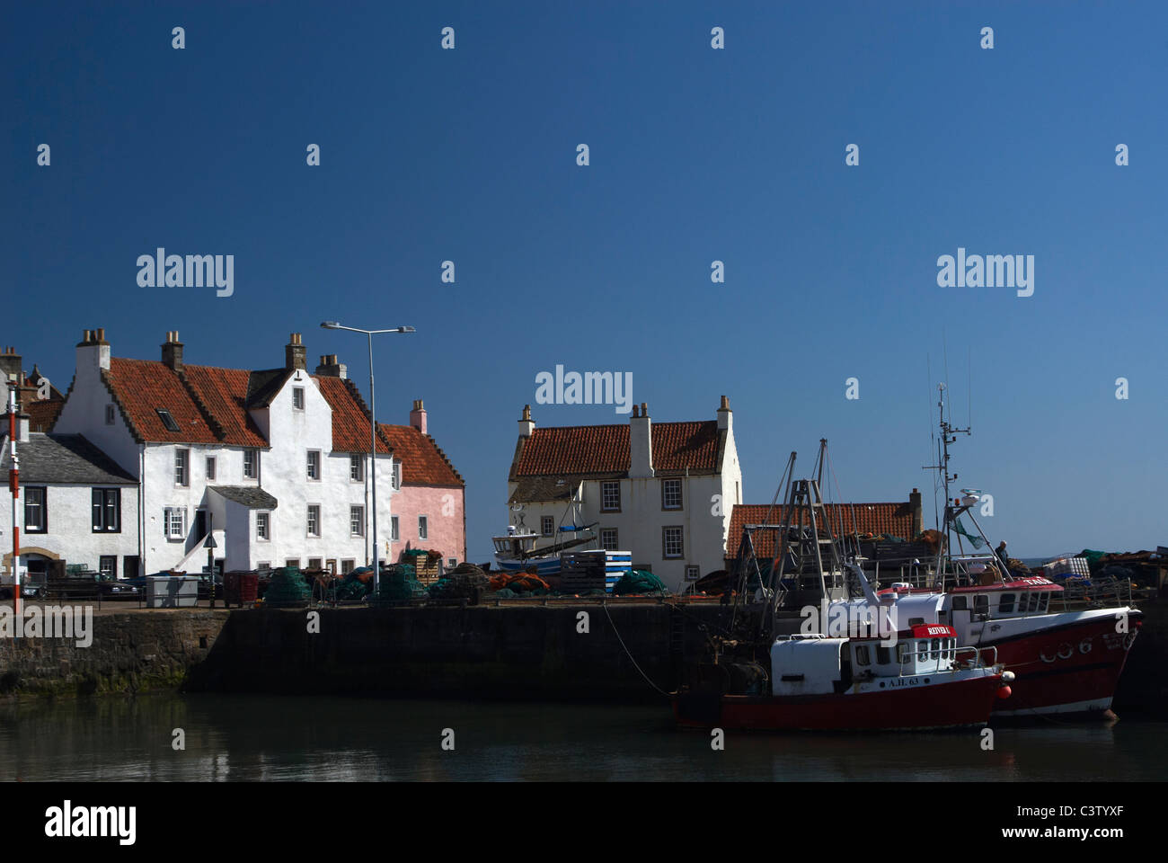 Pittenweem harbour hi-res stock photography and images - Alamy