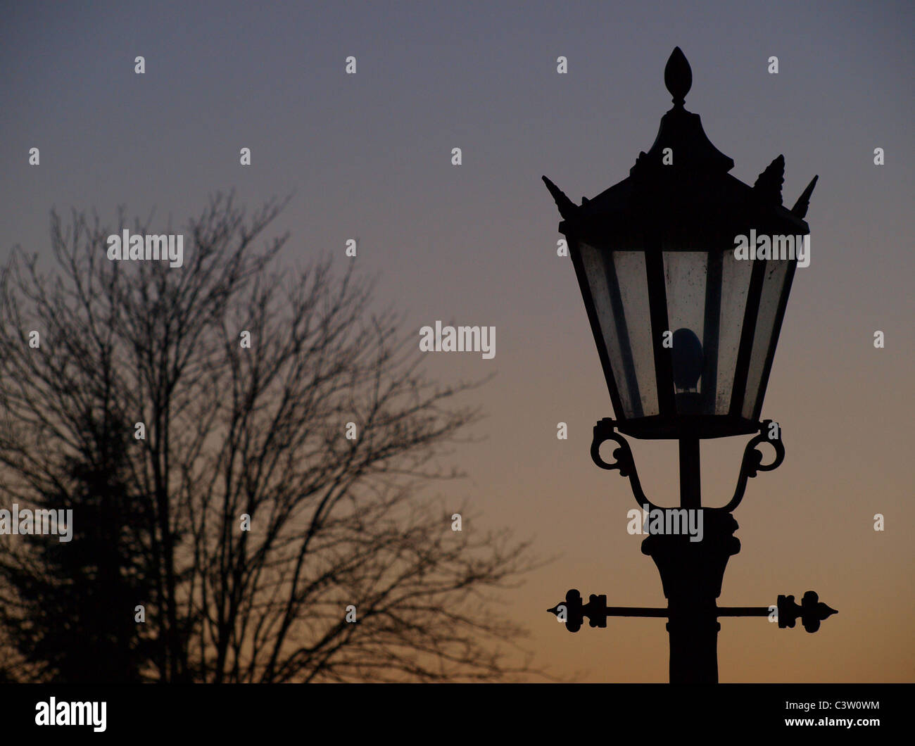 Lamp post silhouette hi-res stock photography and images - Alamy