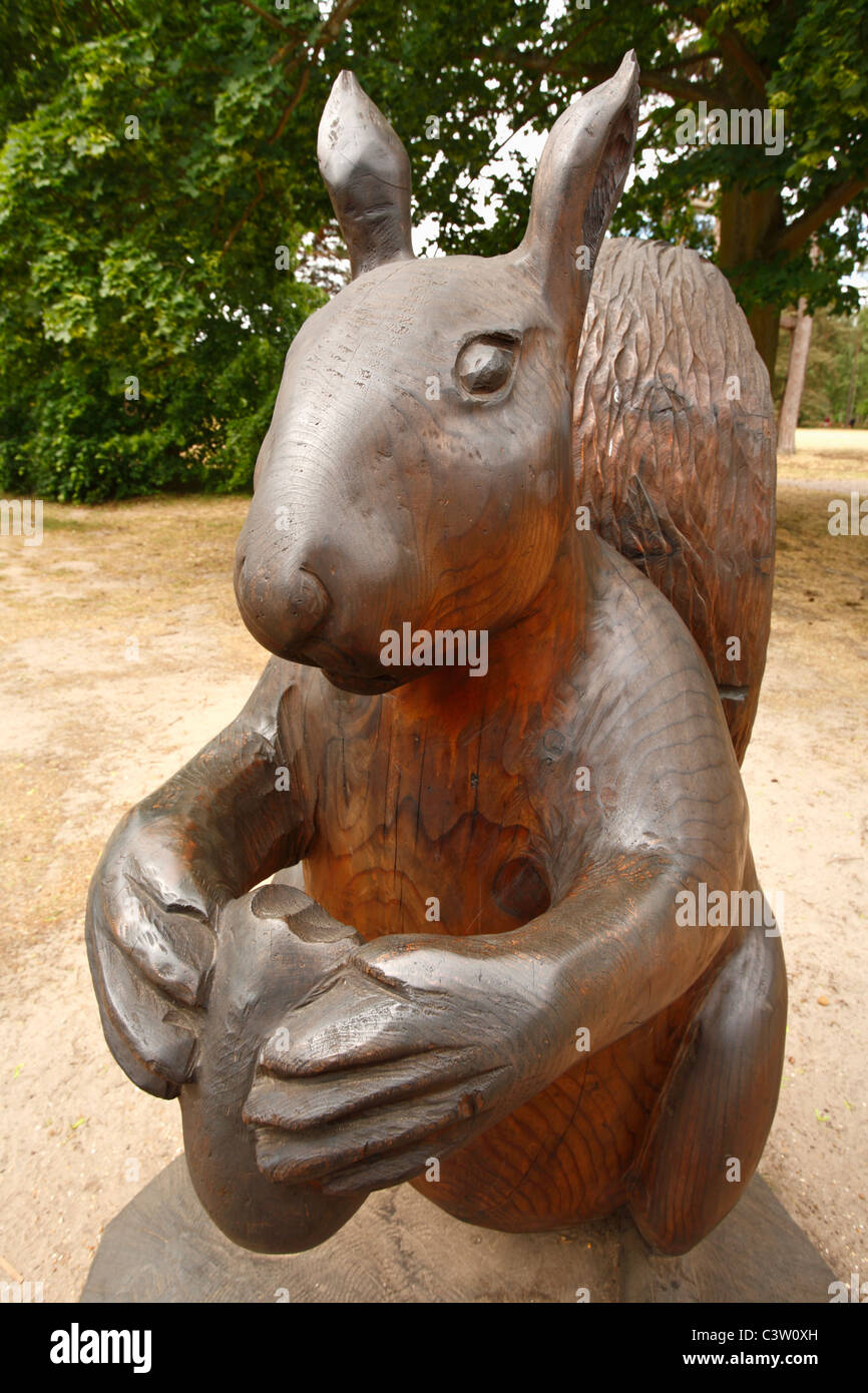 Carved squirrel hi-res stock photography and images - Alamy