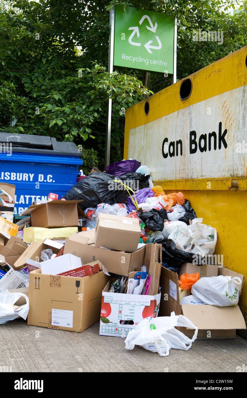 Cardboard rubbish skip recycling hi-res stock photography and images ...