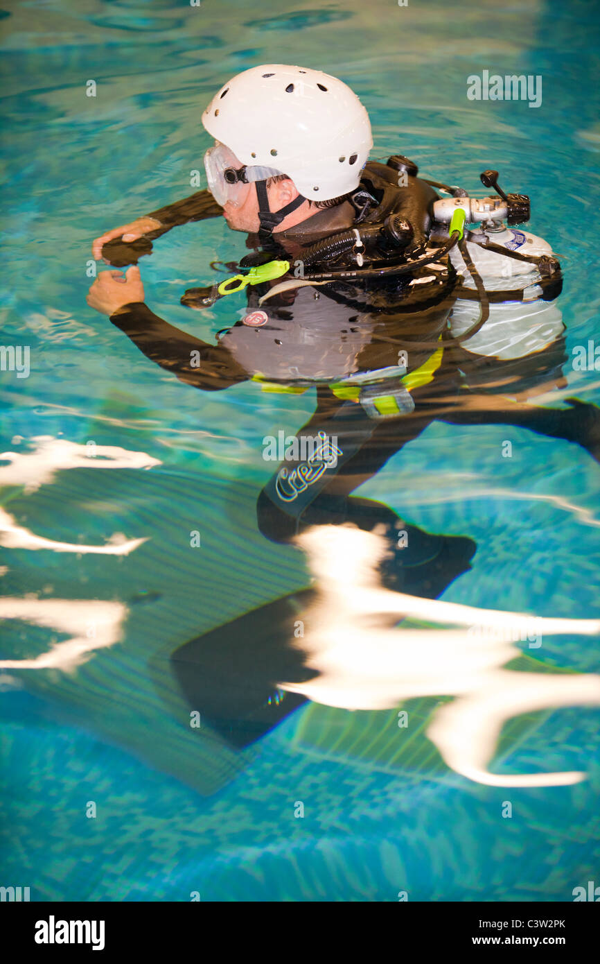 A diving instructor in a swimming pool Stock Photo - Alamy