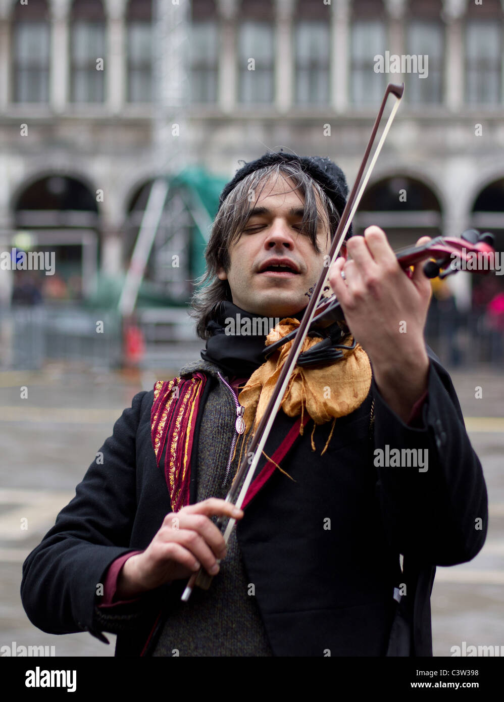 Gypsy violinist hi-res stock photography and images - Alamy