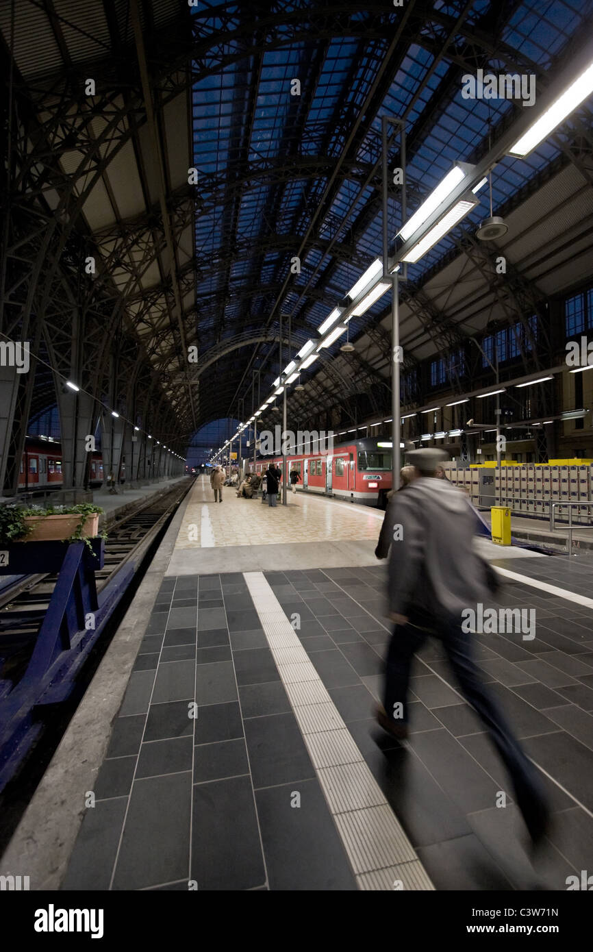 Running to catch train hi-res stock photography and images - Alamy