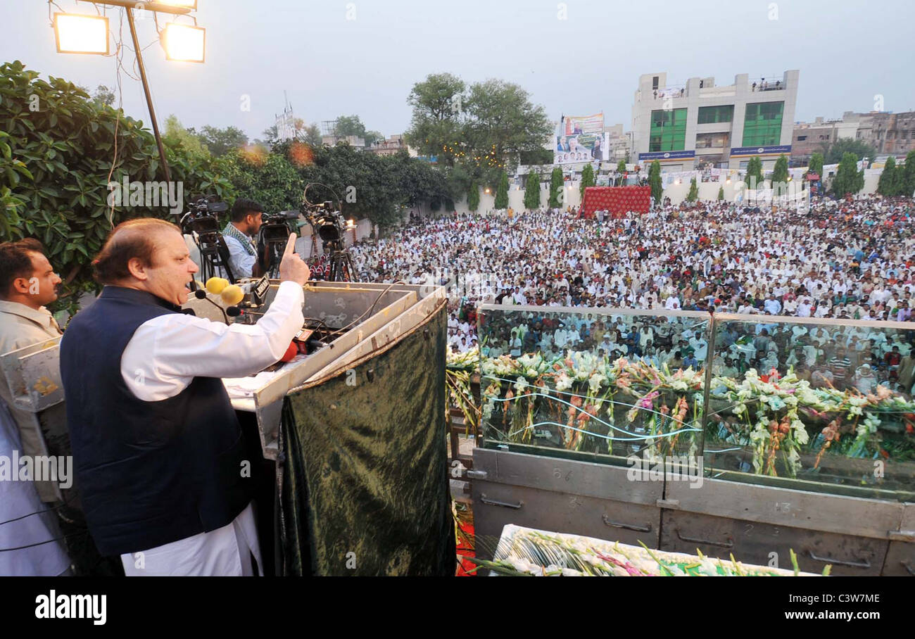Muslim league n chief nawaz sharif addresses hi-res stock photography ...