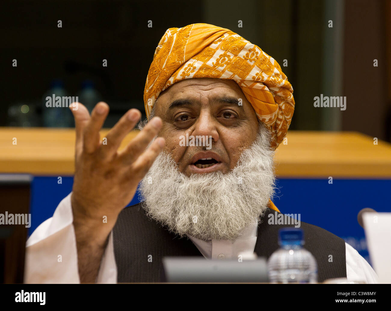 Portrait old pakistani man beard hi-res stock photography and images ...
