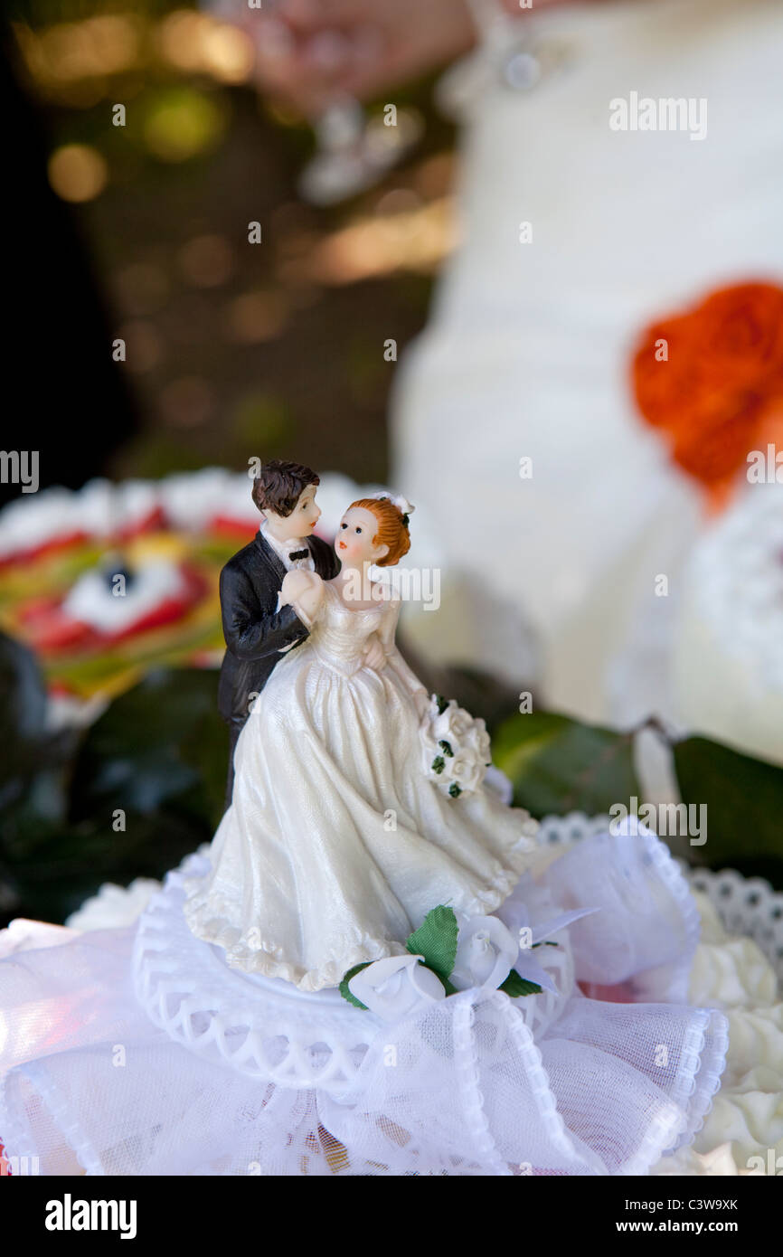 Wedding cake couple decoration Stock Photo - Alamy