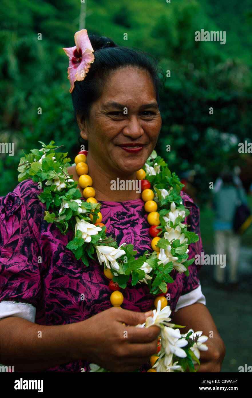 NATIVE WOMAN HOLDING A LEI / MARQUESAS ISLANDS Stock Photo - Alamy