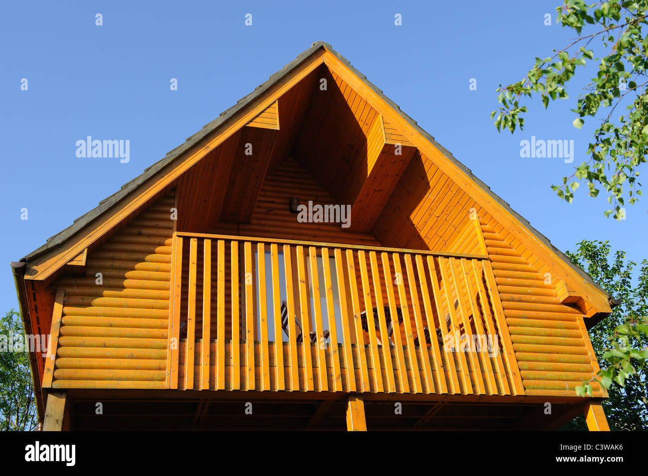 Modern log cabin exterior hi-res stock photography and images - Alamy