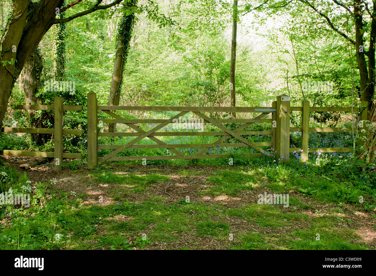 Five bar wooden field gate hi-res stock photography and images - Alamy