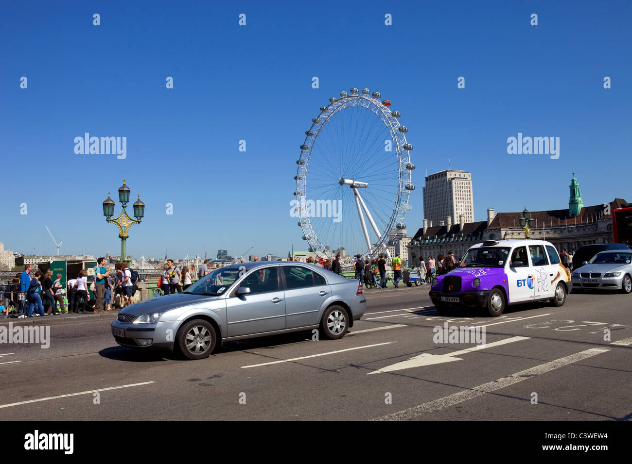 london street view with lots of cars and people Stock Photo - Alamy