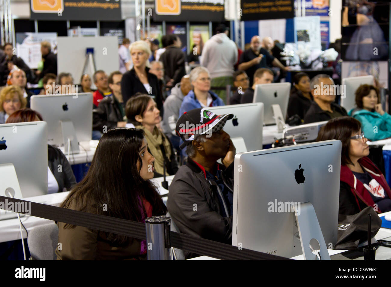 classroom students learning mac apple computer Stock Photo - Alamy