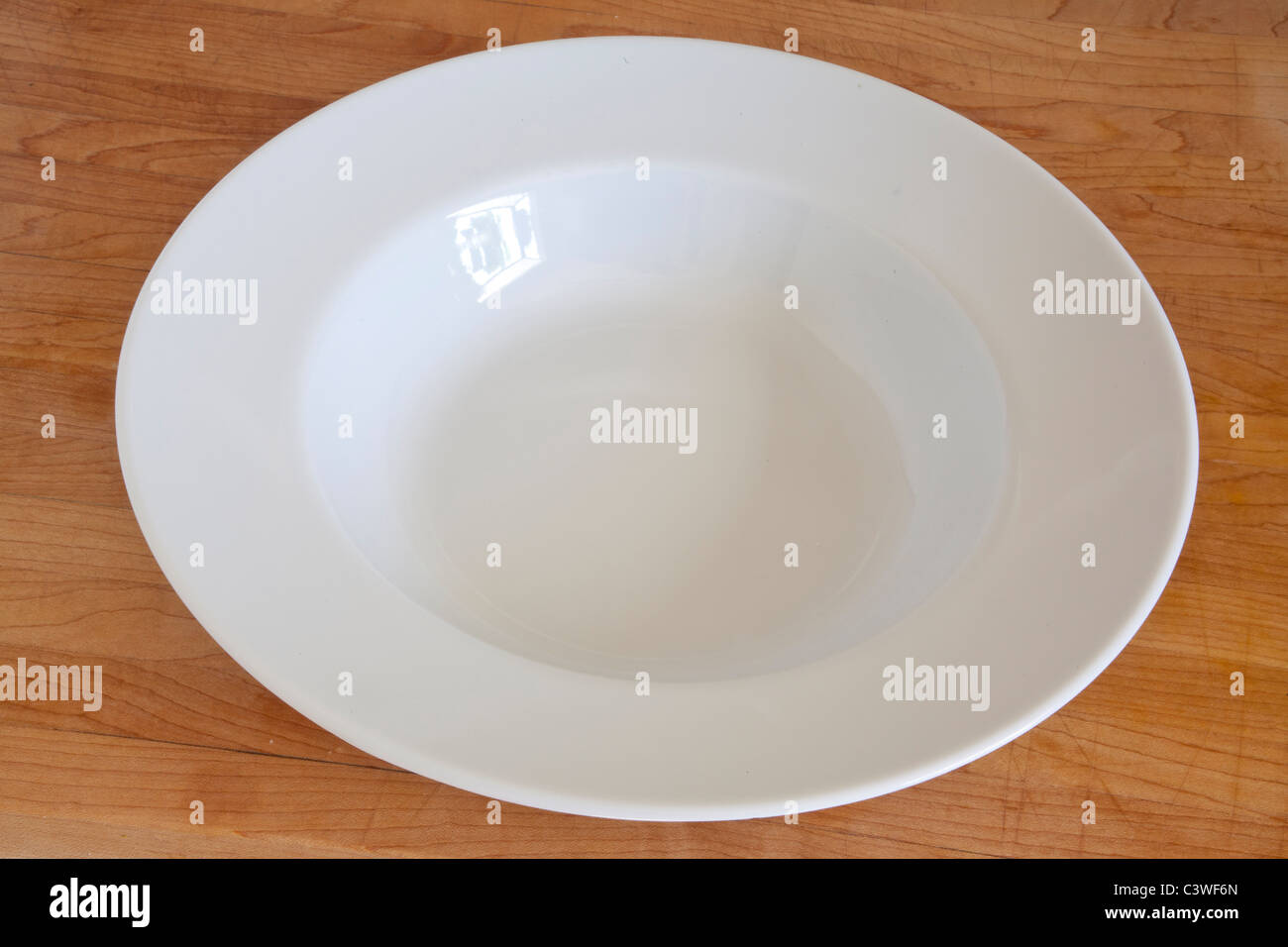 A large empty white serving bowl Stock Photo - Alamy